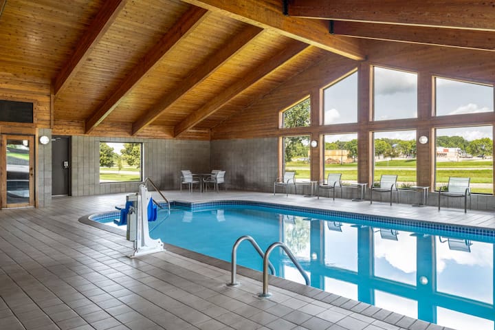 Americinn Alexandria | 2 Queens | Near Parks - Alexandria, MN