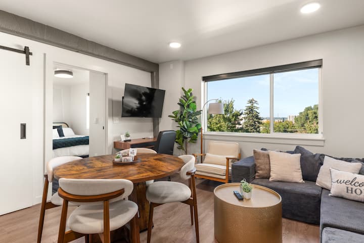 Luxury Apt W/king Bed & Smart Tv - Spokane, WA