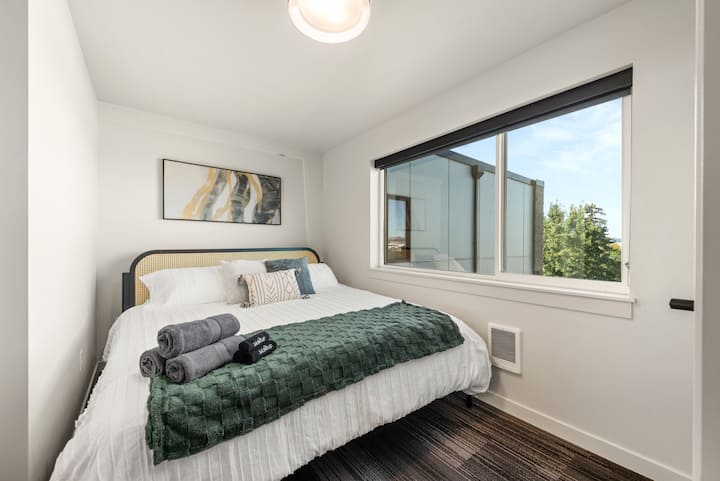 Luxury Apt W/wooden Floors & Full Kitchen - Spokane, WA