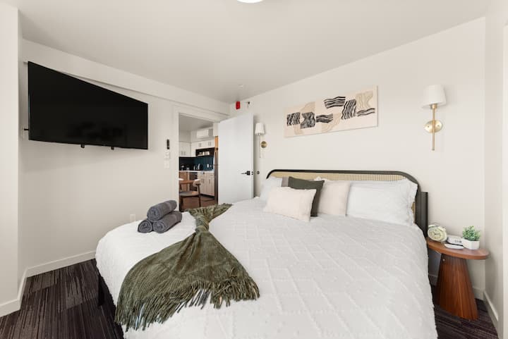Modern Apartment W/king Bed & Full Kitchen - Spokane, WA