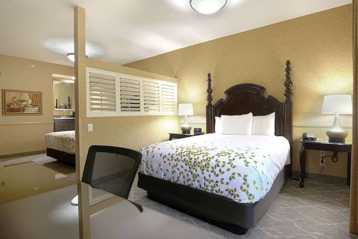 Azure Hotel | 2 Queen Beds | Near Airport & Expo - Ontario, CA