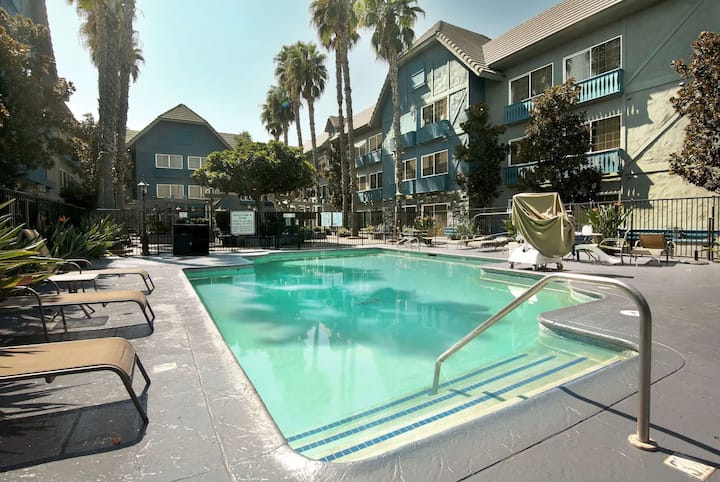 Azure Hotel | 1 King Bed | Free Breakfast - Ontario, CA