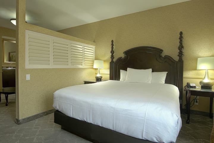 1 King Bed | Azure Hotel | Near Ontario Airport - Ontario, CA
