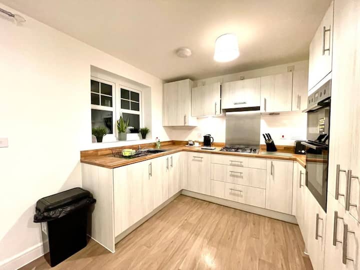 Churchill House 3 Bdr, Sleeps 6 - Gloucester, UK