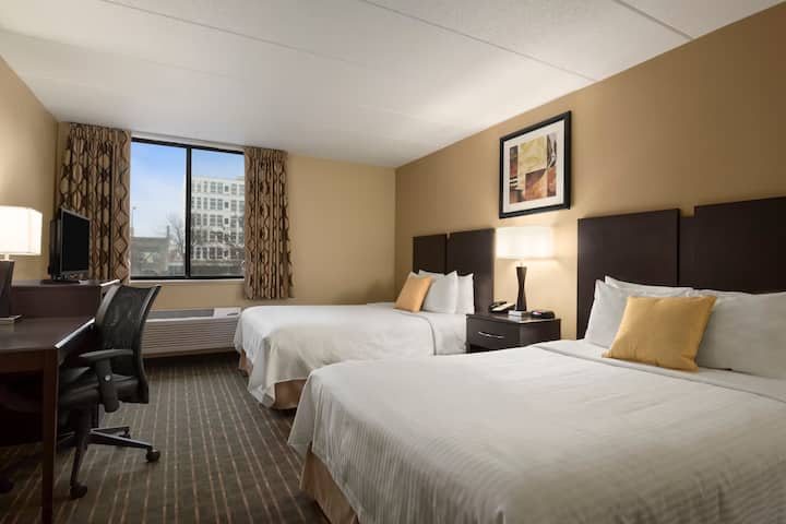 Days Hotel | 2 Doubles | Free Breakfast Stay - Minneapolis, MN