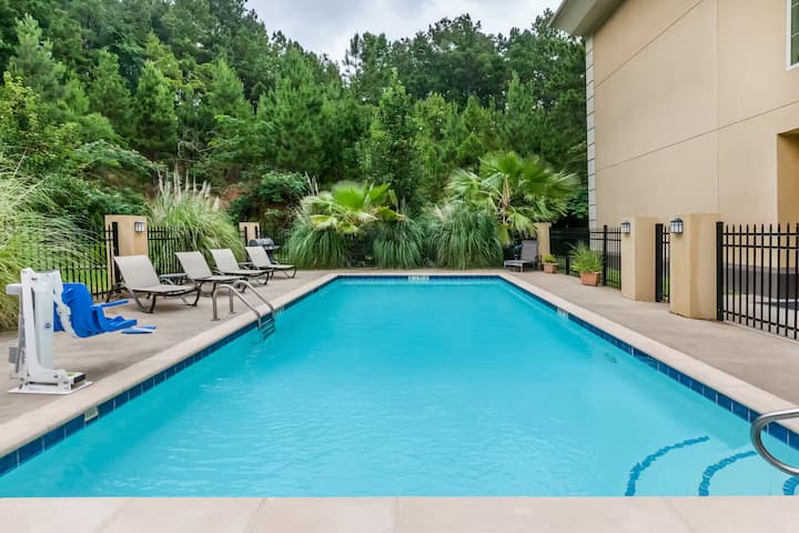 Baymont Henderson | 1 King Bed | Easy Access - Henderson, TX