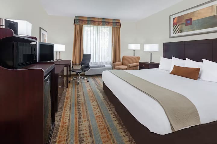 1 King Bed | Baymont Henderson | Near Downtown - Henderson, TX