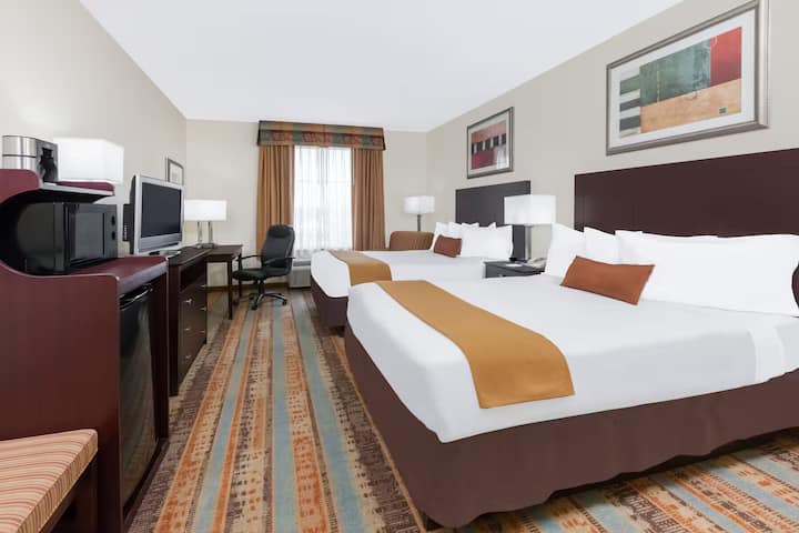 Baymont Henderson | 2 Queen Beds | Free Breakfast - Henderson, TX