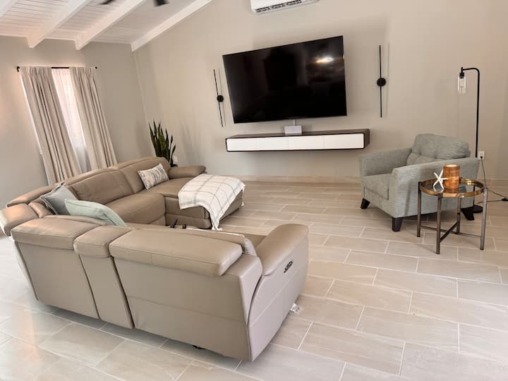 Zion's Oasis, Pristine Three Bedroom House - Kingshill