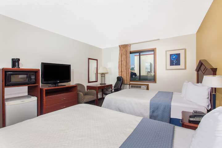 2 Double Beds | Days Inn Austin | Free Breakfast - Austin, MN