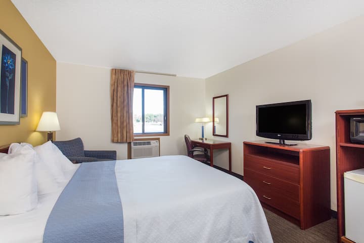 Days Inn Austin | 1 King Bed | Near City Parks - Austin, MN
