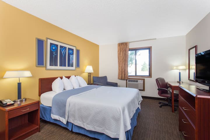 1 King Bed | Days Inn Austin | Free Parking - Austin, MN