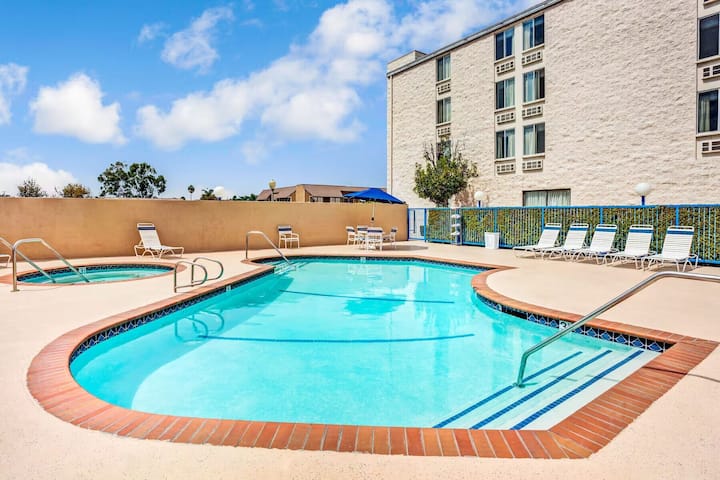 Days Inn Fullerton | 1 King Bed | Near Disneyland - Brea, CA
