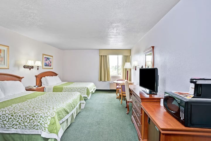 2 Queens | Days Inn Fullerton | Free Parking - Brea, CA