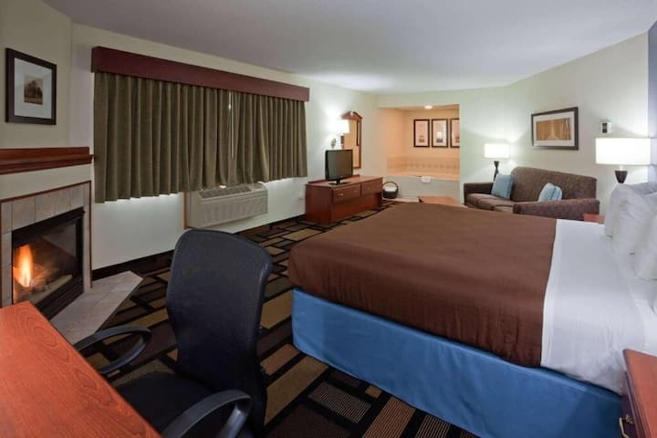 Americinn Austin | 1 King Bed | Near Spam Museum - Austin, MN