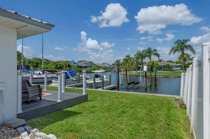 Waterfront Retreat • Sleeps 6 • Pets Welcome - Apollo Beach, FL