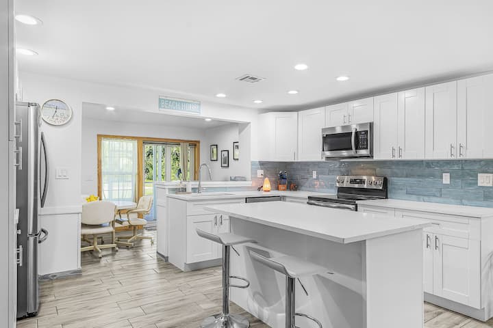 Lime Life Villa, Retro Escape With Hot Tub! - Pine Island, FL