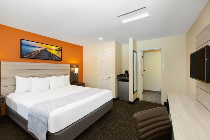 1 Queen Bed | Days Inn Monterey | Near Aquarium - Monterey, CA