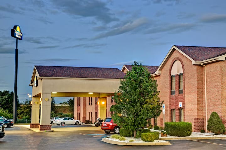 Days Inn Louisville Sw | 1 King | Free Breakfast - Louisville, KY