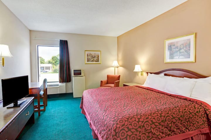 1 King | Days Inn Louisville Sw | Free Parking - Louisville, KY