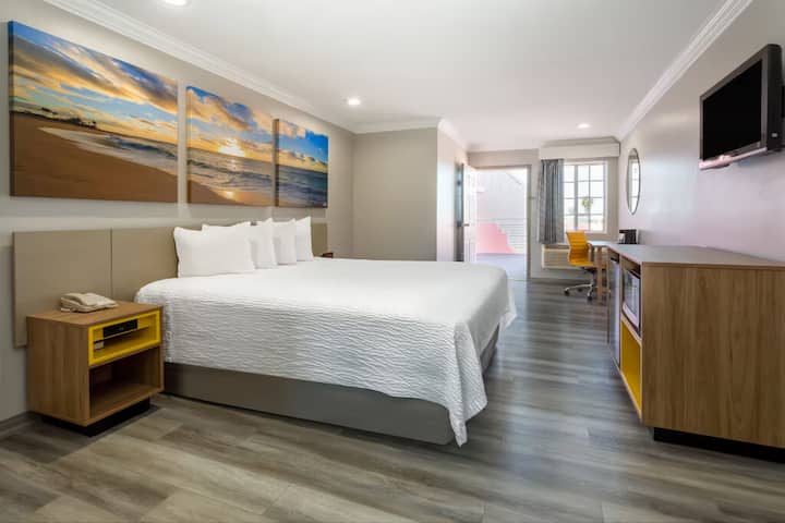 Days Inn Santa Monica | King Bed | Beach Close By - Santa Monica, CA