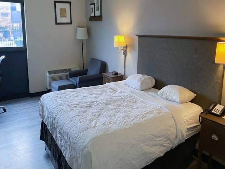 Salon De Fumée Avec Navette Aéroportuaire, Wifi - Rochester, NY