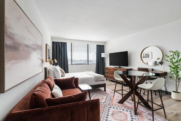 Lodgeur | Peaceful Studio Retreat | Upper Kirby - Houston, TX