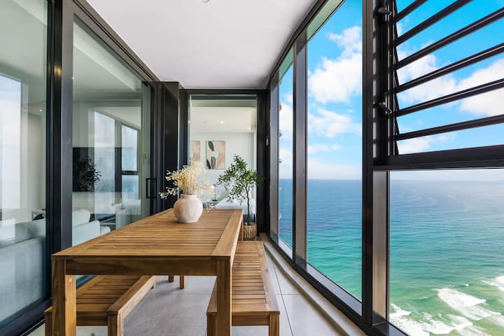 Beachfront High Floor 3br With Parking & Pool - Gold Coast
