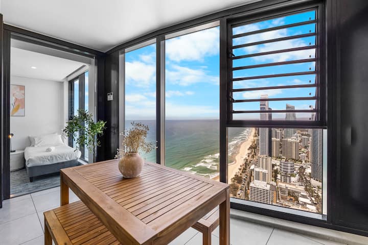 Beachfront High Floor 3br With Parking & Pool - Surfers Paradise