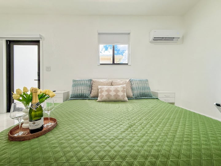 Luxury Suite • Studio With Kitchen & Spa Shower - Miramar, FL