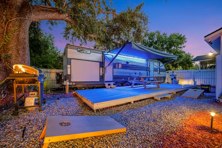 The Backyard Glampground - Bbq, Fire Pit & Games - Tampa, FL