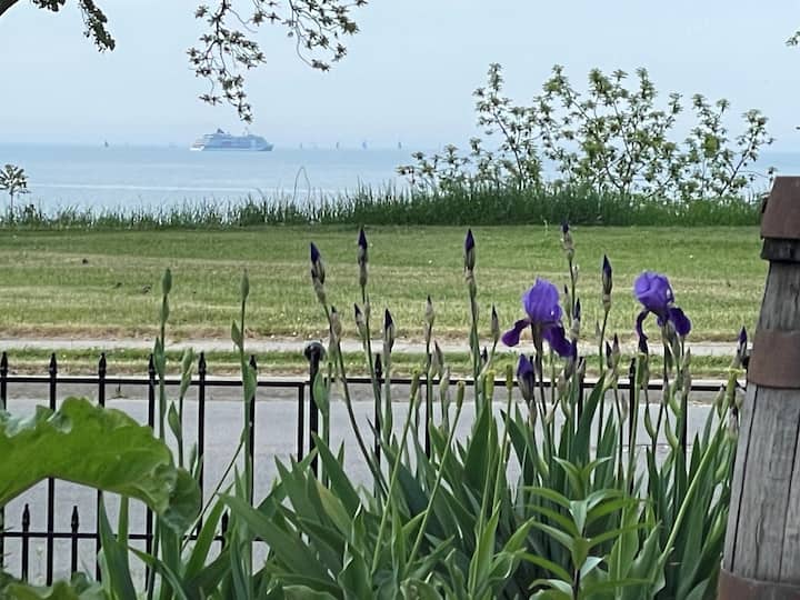 Superior Street Lakeview Villa - Milwaukee, WI