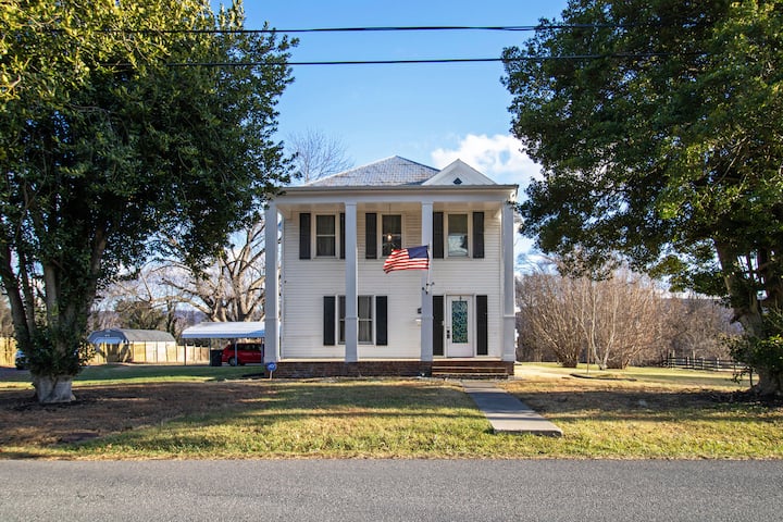 Pool Table, Firepit, Spacious Home! - Seven Bends State Park, Woodstock