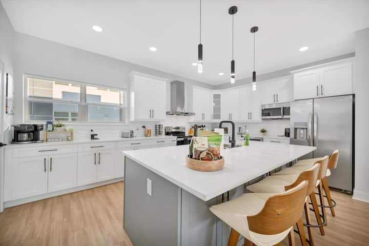 10 Guests Welcome! Luxury Townhome & Arcade Games - Tampa, FL