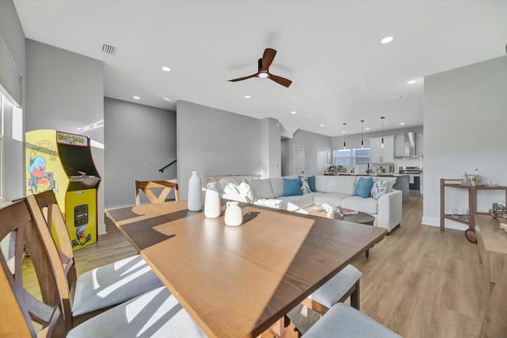 Spacious 4b Townhome & Games Tampa | Pets Welcome! - Tampa, FL