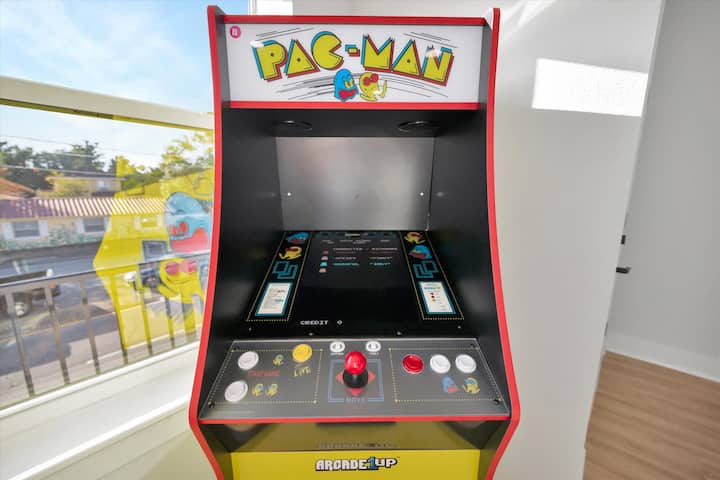 Pet Friendly Modern Sleeps 10 | Pacman & Kids Room - Tampa, FL