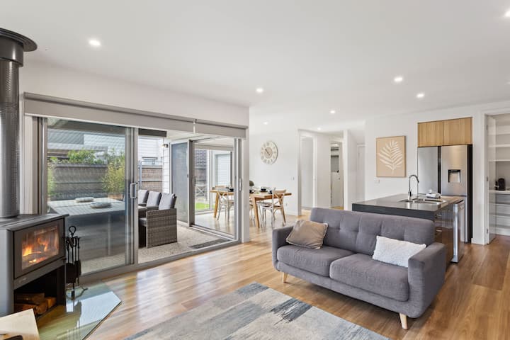 Golf Course Front Stylish Townhouse W/ Pool Access - Phillip Island