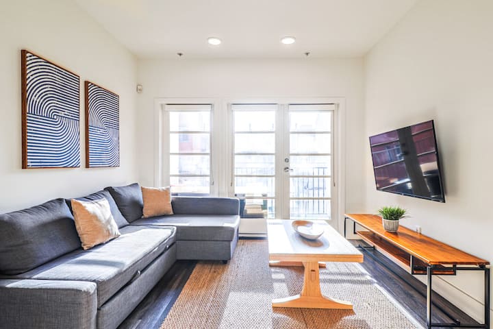 Best Location In Santa Monica! 2bd + Free Parking - Santa Monica, CA