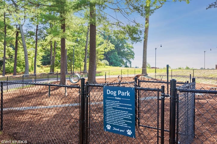 Landing | Spectacular 2bd, Pool, Courtyard - Bloomfield, CT