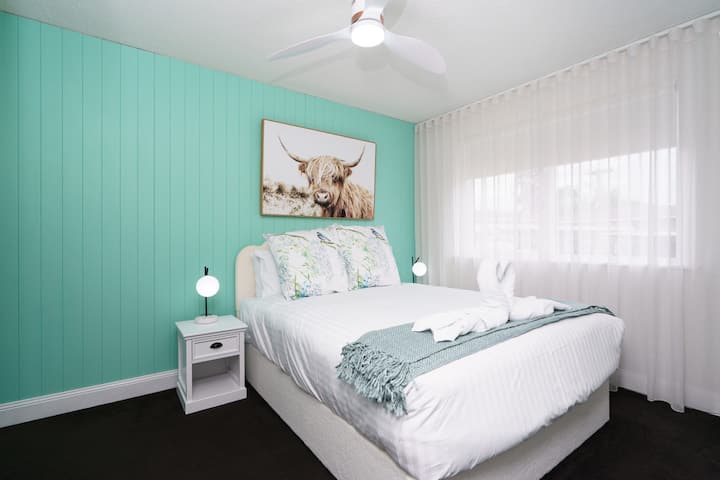 Stylish Haven With A Touch Of Colour - Canberra