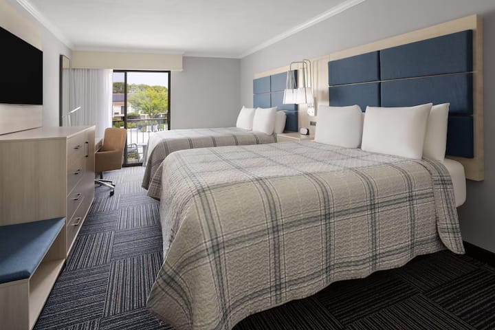 2 Queens + Balcony | All Seasons | Free Breakfast - Yarmouth Port, MA