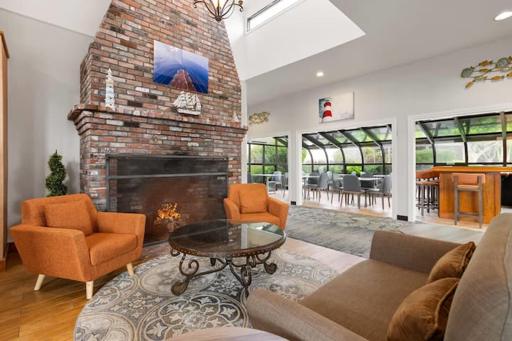 All Seasons | 2 Queen Beds | Balcony Retreat - Cape Cod, MA