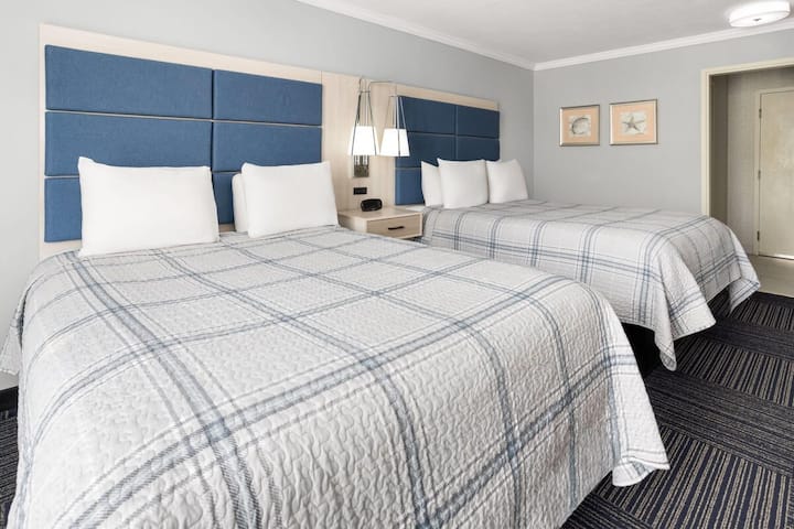 All Seasons | 2 Queen Beds | Balcony Retreat - Yarmouth Port, MA