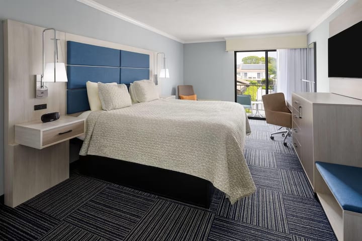 Deluxe King Balcony | All Seasons | Free Breakfast - Yarmouth Port, MA