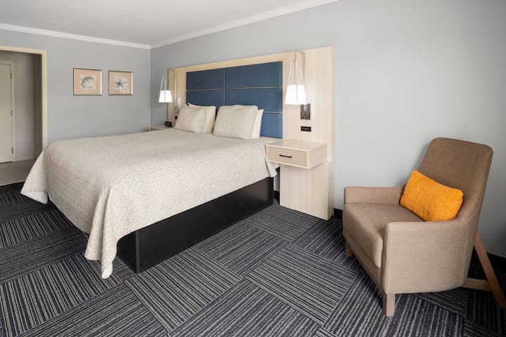 All Seasons | King + Balcony | Cape Cod Breeze - Dennis, MA