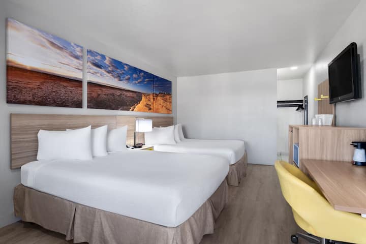 2 Queens| Days Inn Las Vegas Airport| Free Bfast - Las Vegas, NV