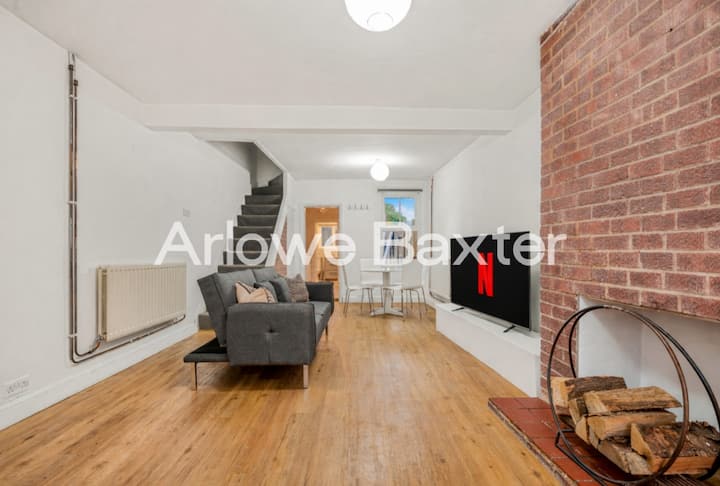 Homely 3-bedroom Retreat With Garden & Living Room - Aylesbury