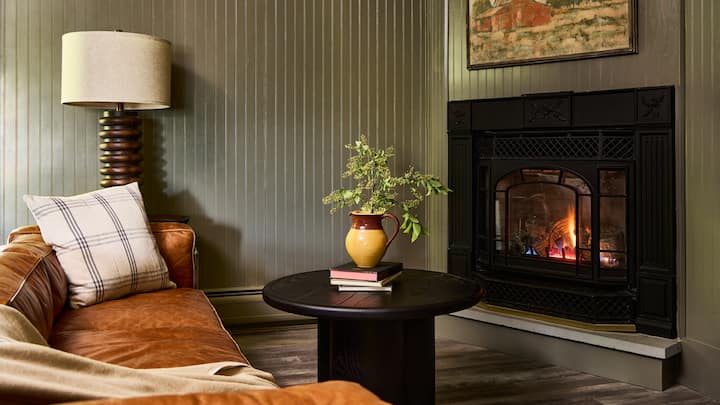 Fireplace, King & Sofa Bed – Sleeps 4 - Stowe, VT