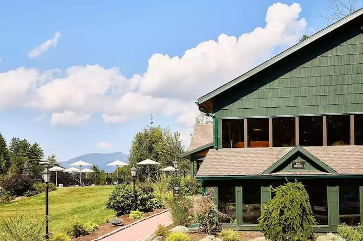 Sitting Area, Fireplace & Private Deck - Stowe, VT