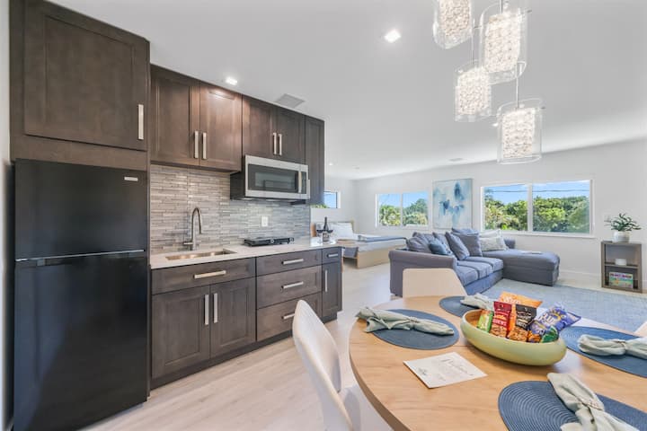 Lux Delray Studio – Sleeps 4 | Walk To Ave & Beach - Delray Beach, FL